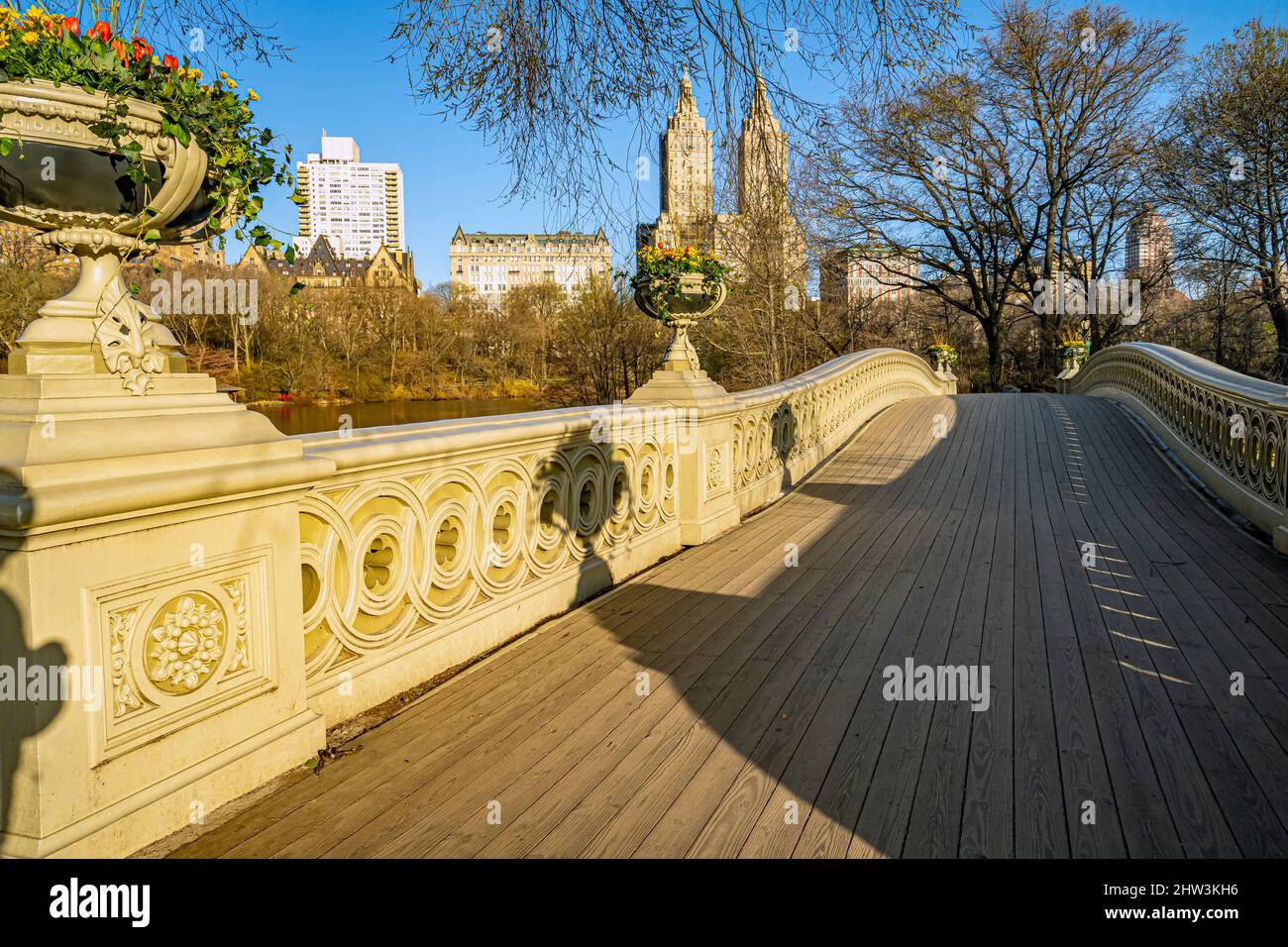 Bow bridge, Central Park, New York City Stock Photo - Alamy