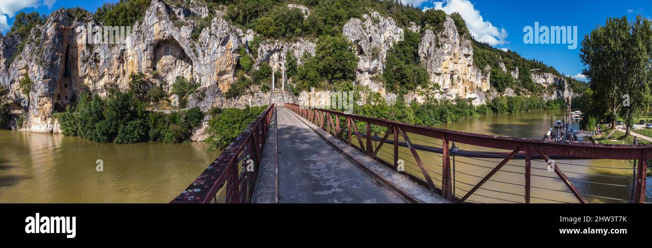 Vue panoramique sur la vallée du lot et le château des anglais Stock ...