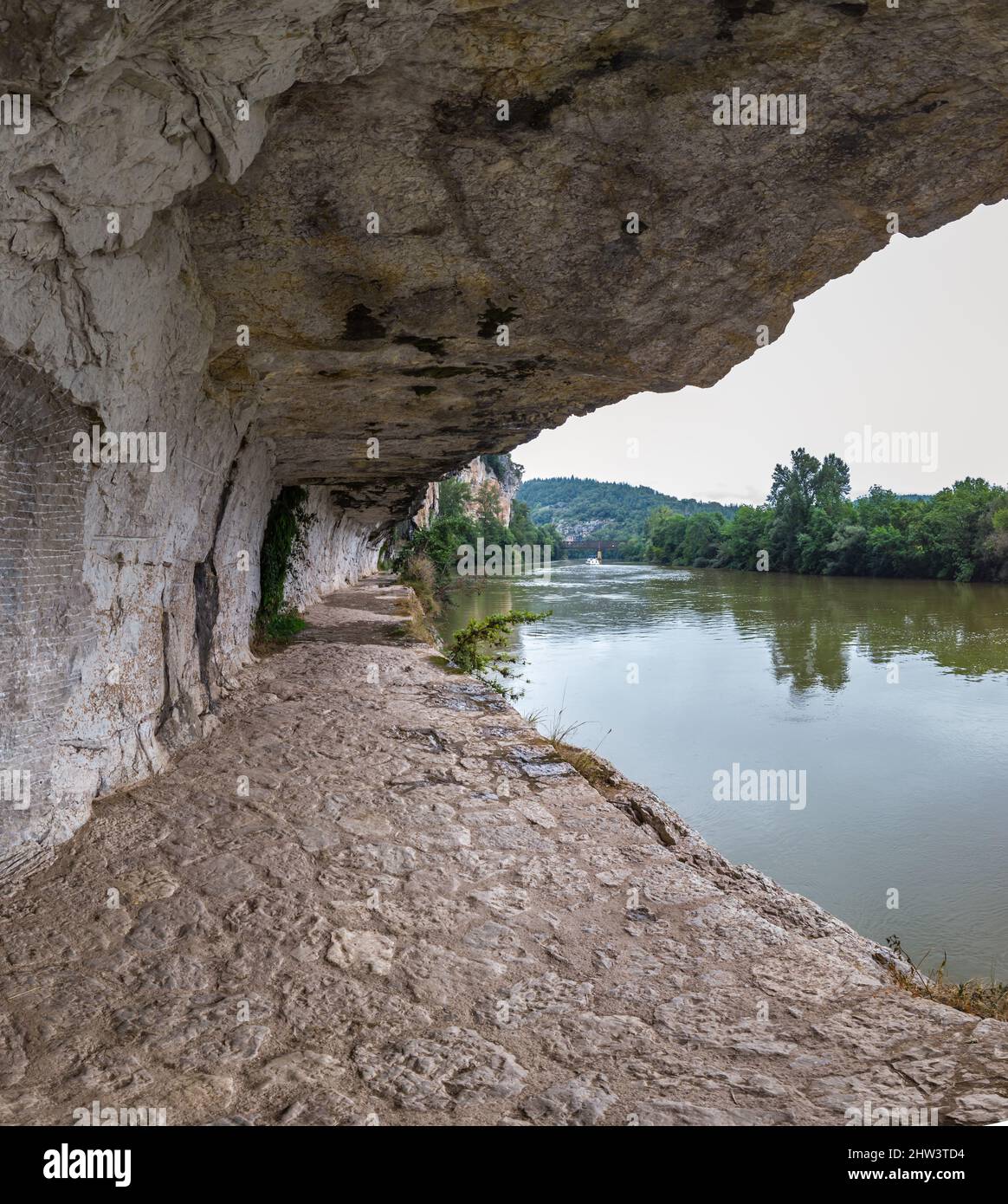 Vue panoramique du chemin de halage en bordure du lot Stock Photo - Alamy