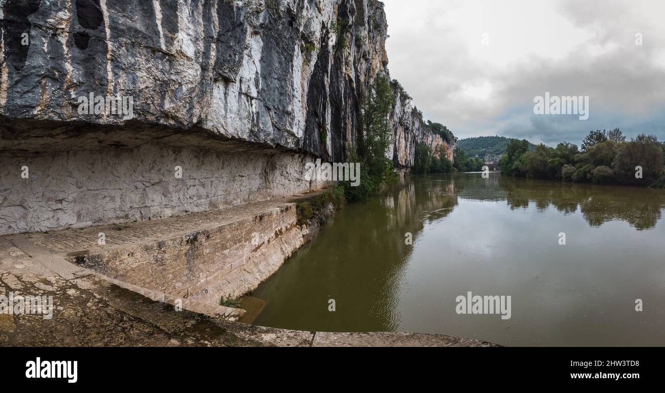 Vue panoramique du chemin de halage en bordure du lot Stock Photo - Alamy