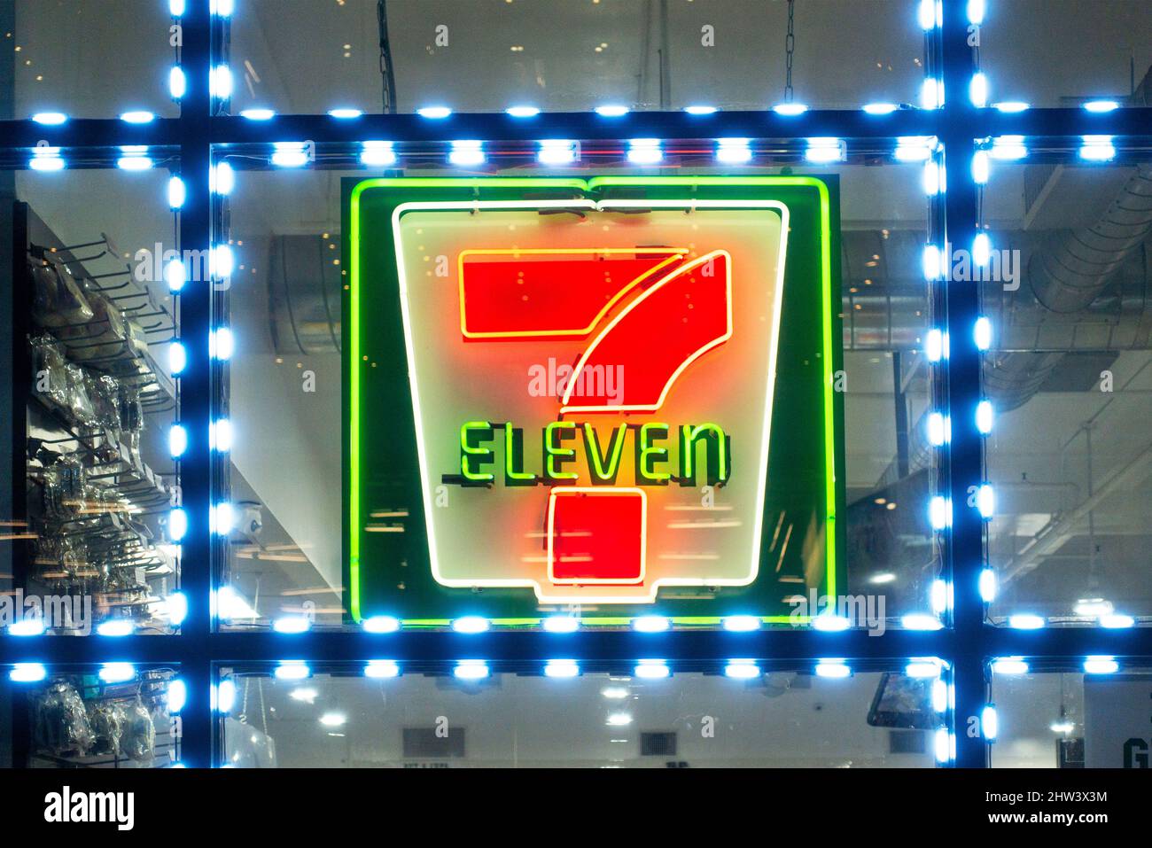 7 eleven store sign in Virginia Stock Photo - Alamy
