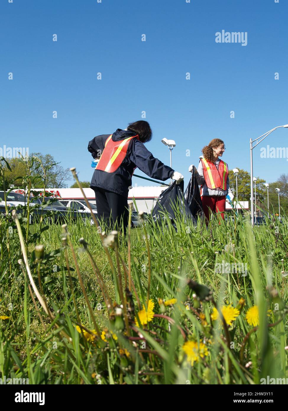 Teen picking up rubbish volunteer hi-res stock photography and images ...