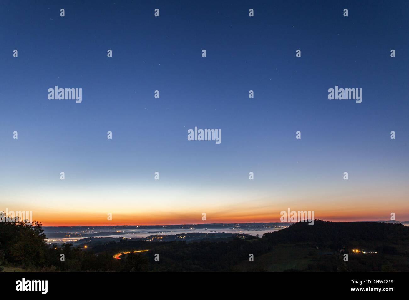 Lever de soleil sur l'Yssandonnais Stock Photo - Alamy