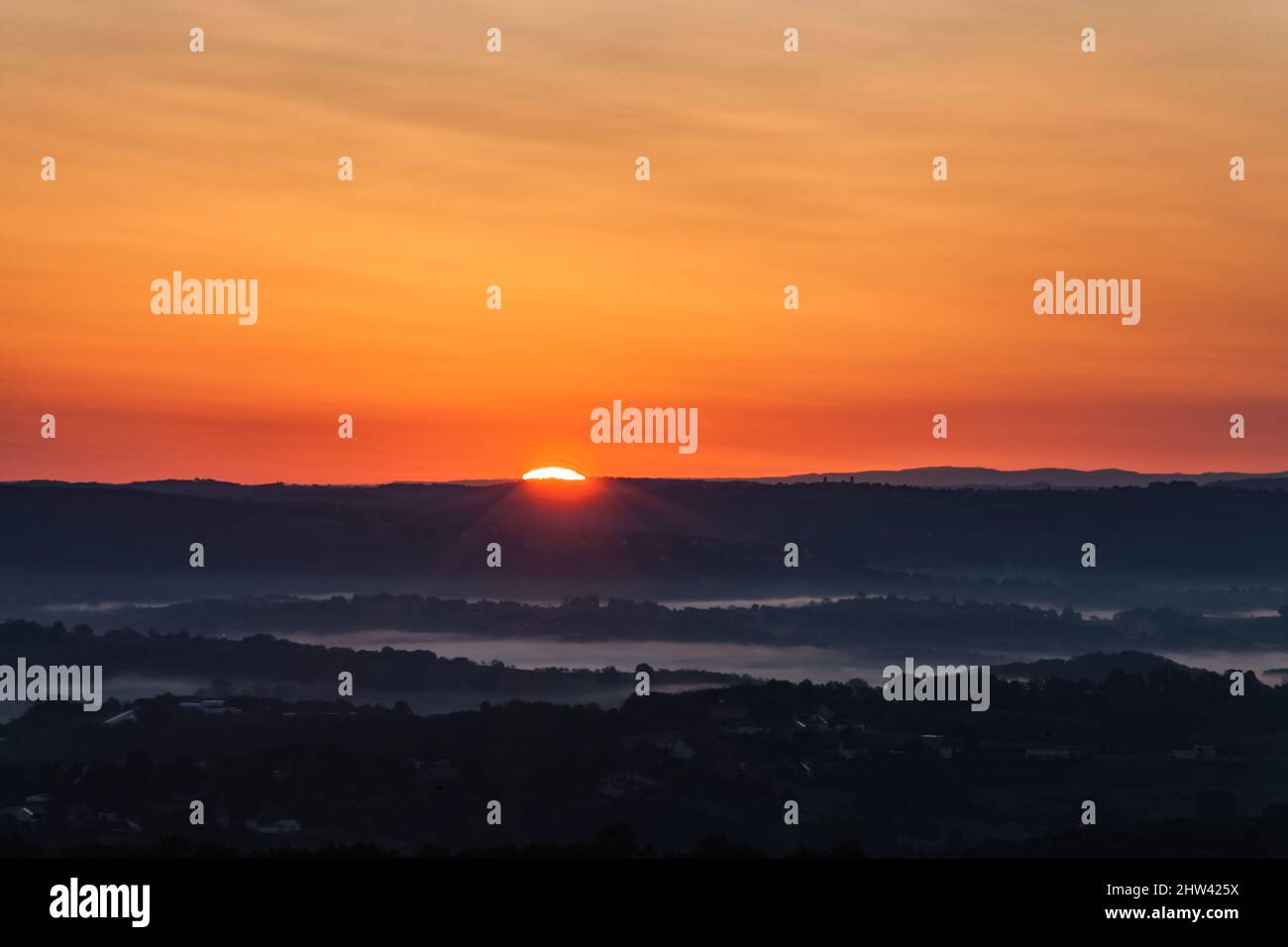 Lever de soleil sur l'Yssandonnais Stock Photo - Alamy