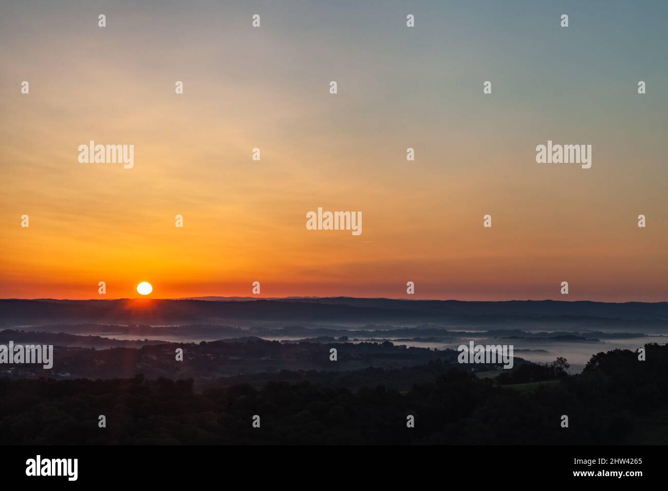 Lever de soleil sur l'Yssandonnais Stock Photo - Alamy