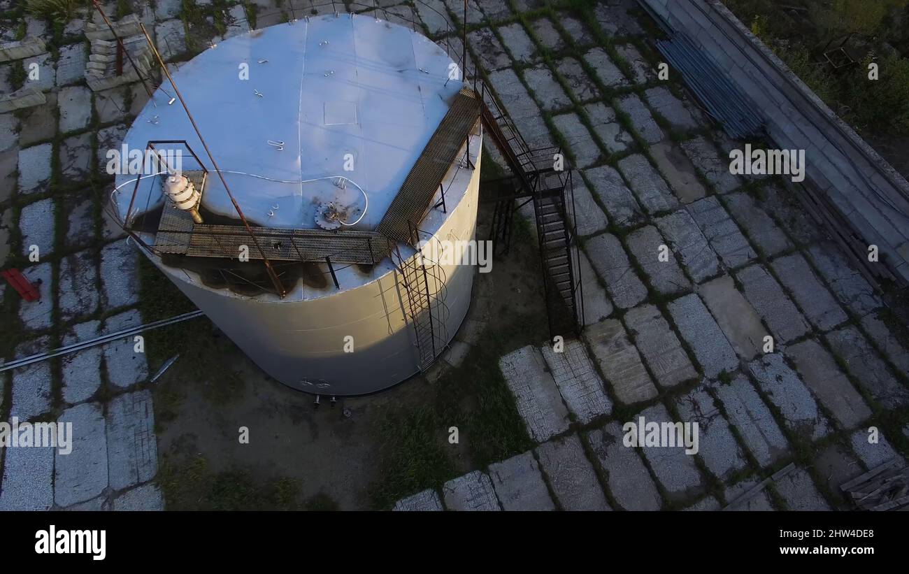 Top view of the oil tank. Stock. Oil storage tank in petrochemical ...