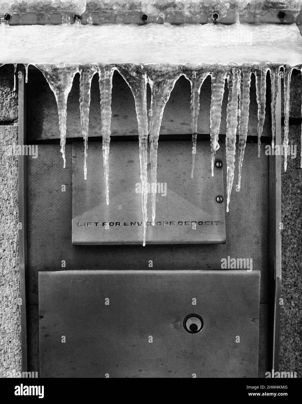 Bank temperature sign hi-res stock photography and images - Alamy