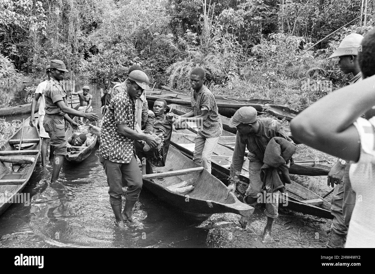 Nigerian canoe Black and White Stock Photos & Images - Alamy
