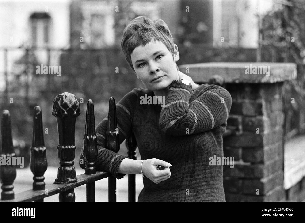 Actress Judi Dench at home. 17th November 1967 Stock Photo - Alamy