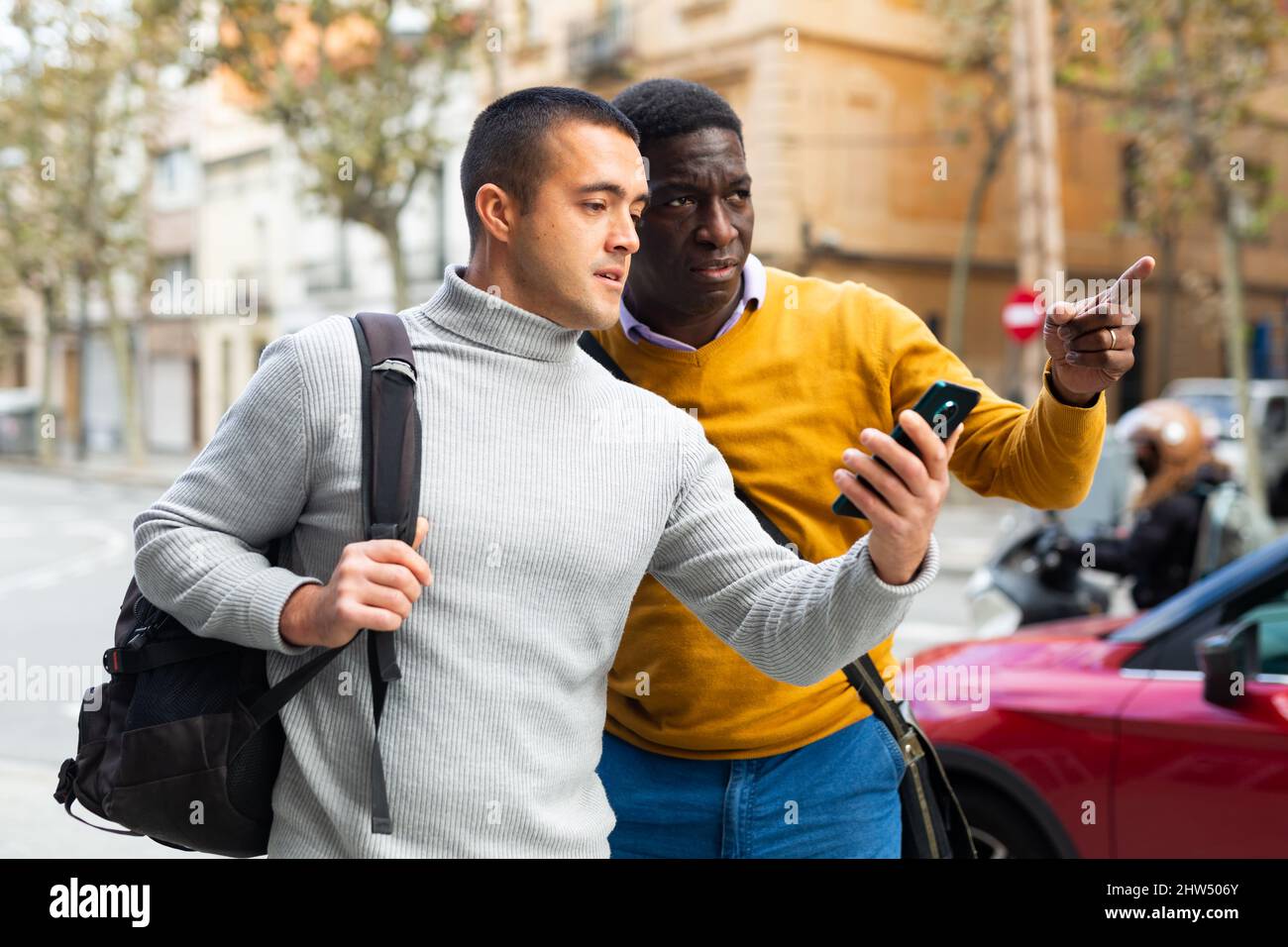 Man with smartphone asking for directions Stock Photo - Alamy