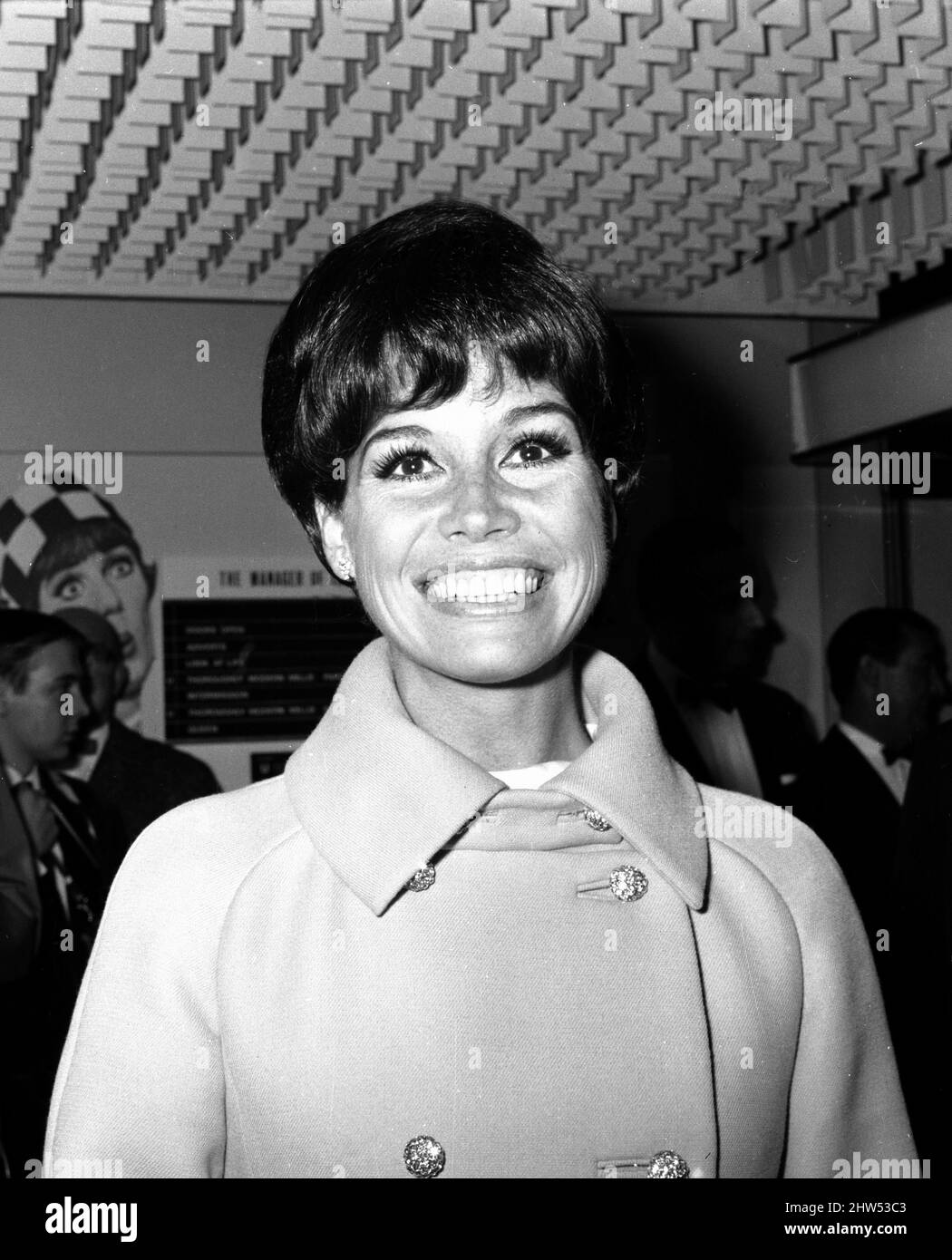 Film Premiere of "Thoroughly Modern Millie". Mary Tyler Moore arrives ...