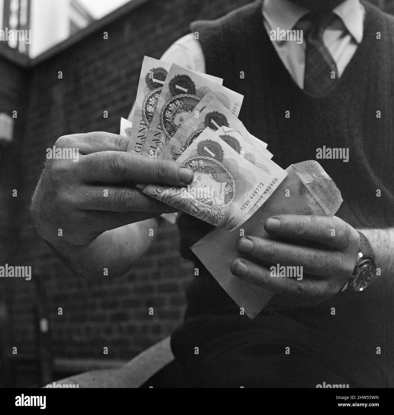 One pound note envelope hi-res stock photography and images - Alamy