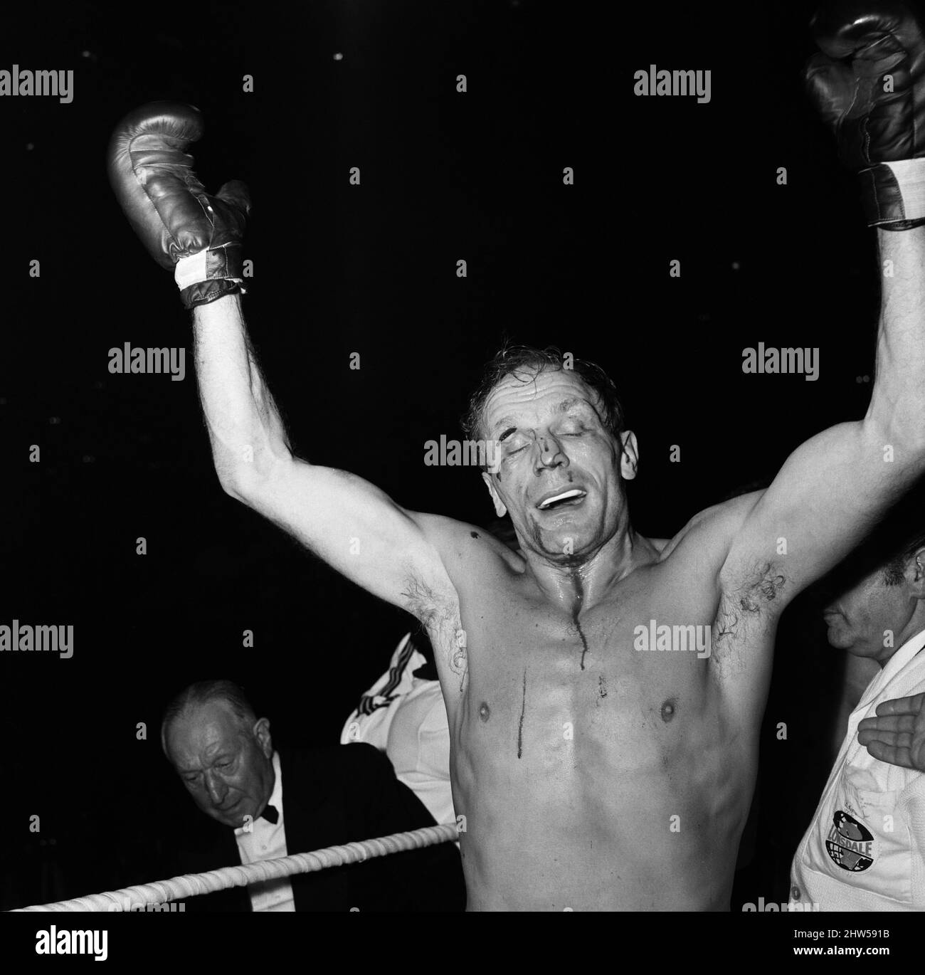Henry Cooper takes the European Heavyweight Boxing Championship from ...