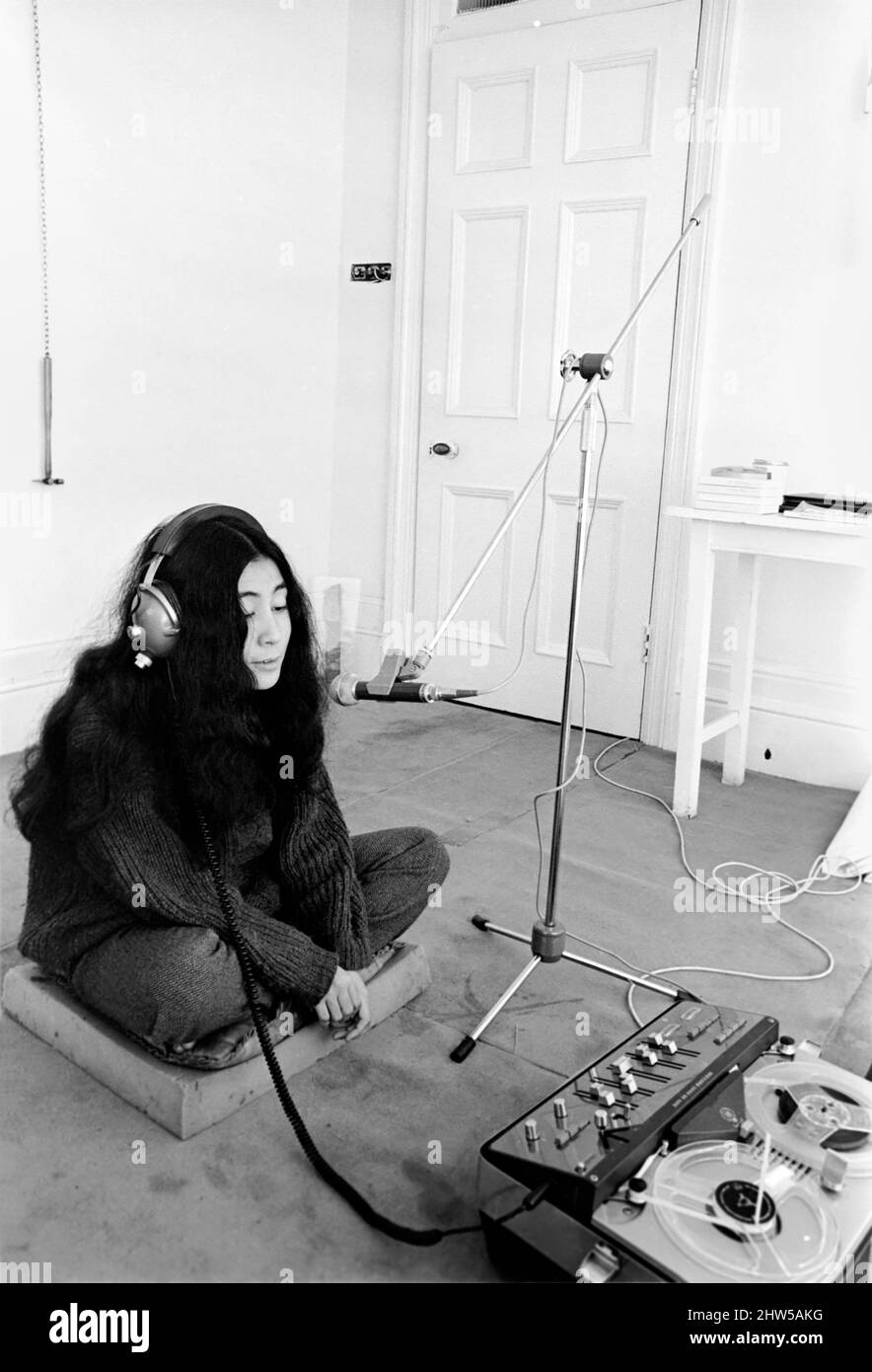 Japanese artist and singer Yoko Ono. 1967 A1313-019 Stock Photo - Alamy