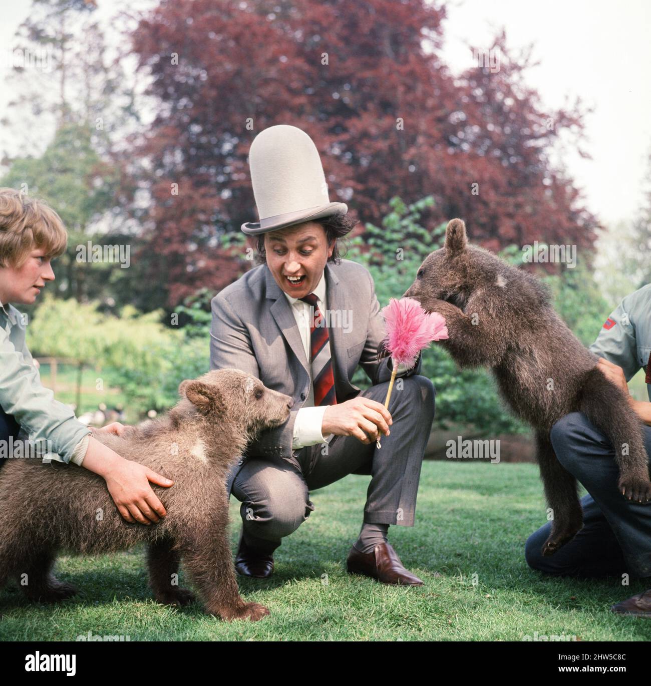 Ken Dodd visits Diddy and Doddy, two four-month-old bears at Flamingo ...