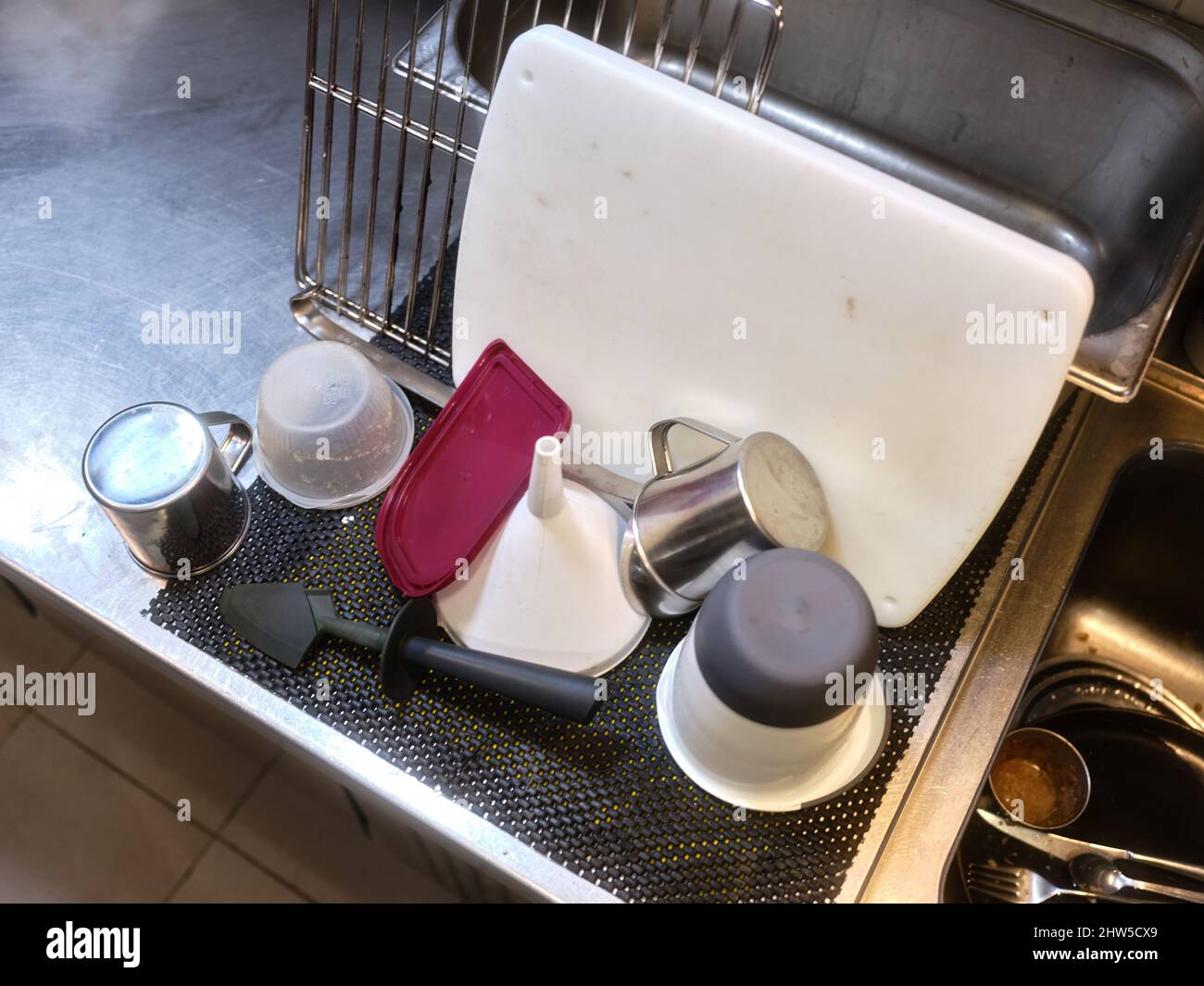 Clean kitchen utensils on the dashboard in a restaurant Stock Photo - Alamy
