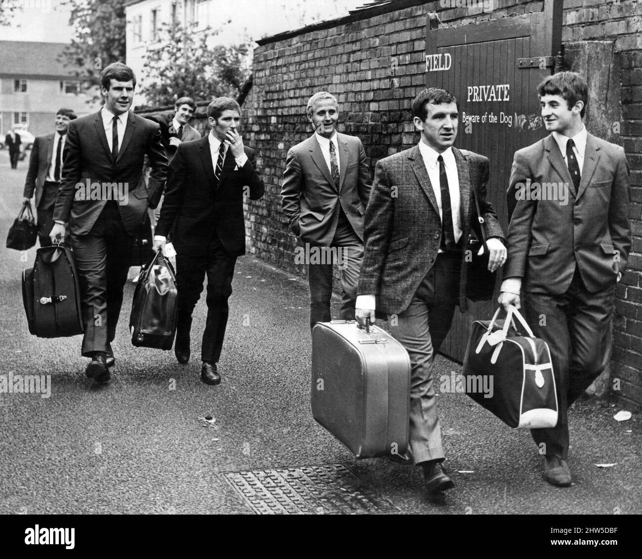 Everton football team off to Wembley. The 1968 FA Cup Final was ...