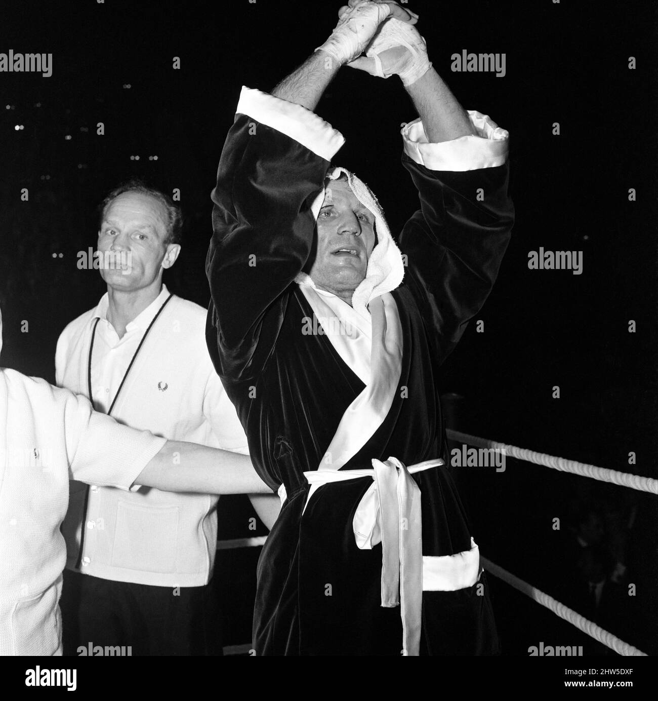 Henry Cooper takes the European Heavyweight Boxing Championship from ...
