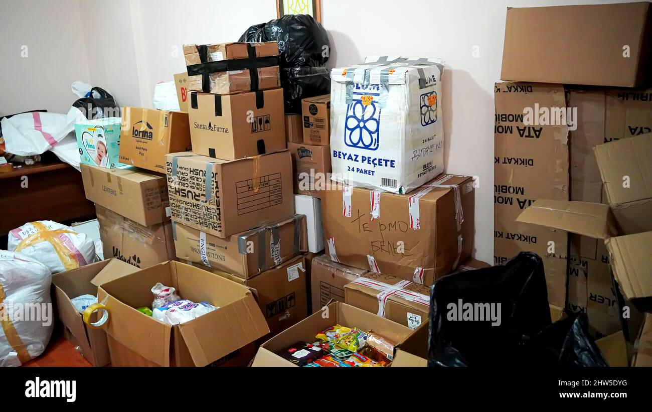Ukrainians in Izmir, Turkey have separate and prepare humanitarian aid ...