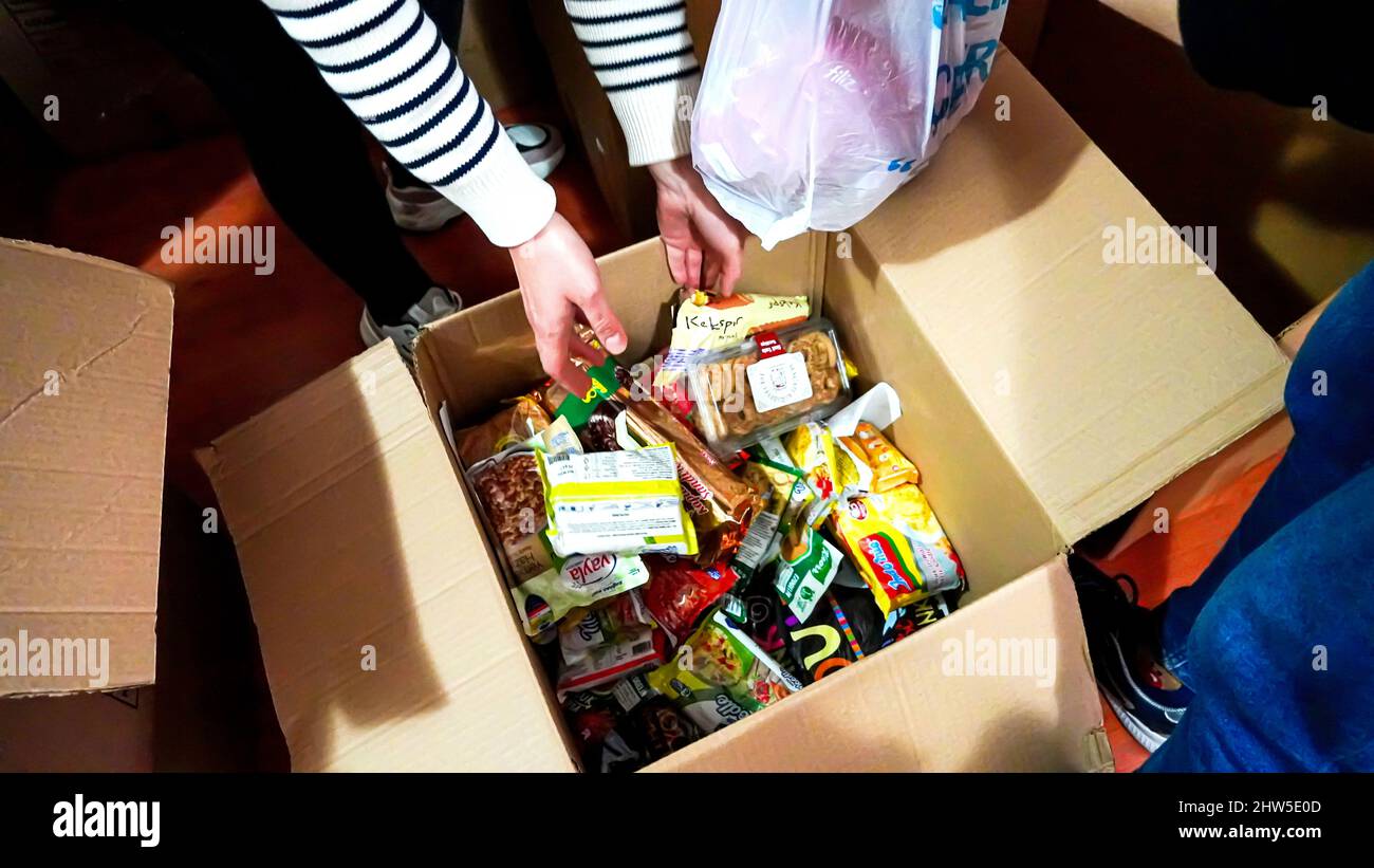 Ukrainians in Izmir, Turkey have separate and prepare humanitarian aid ...