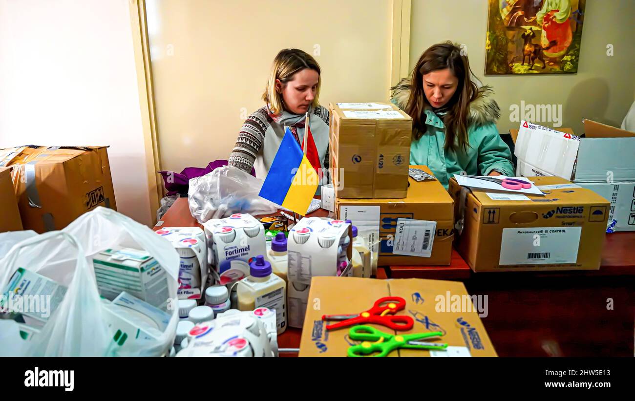 Ukrainians in Izmir, Turkey have separate and prepare humanitarian aid ...