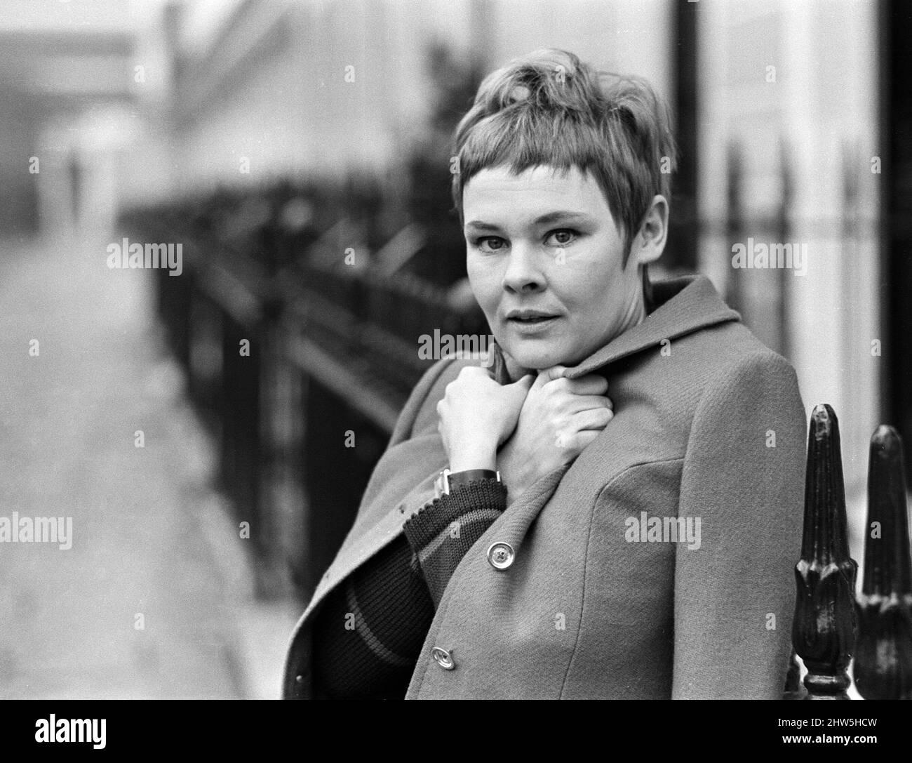 Judi dench hi-res stock photography and images - Alamy
