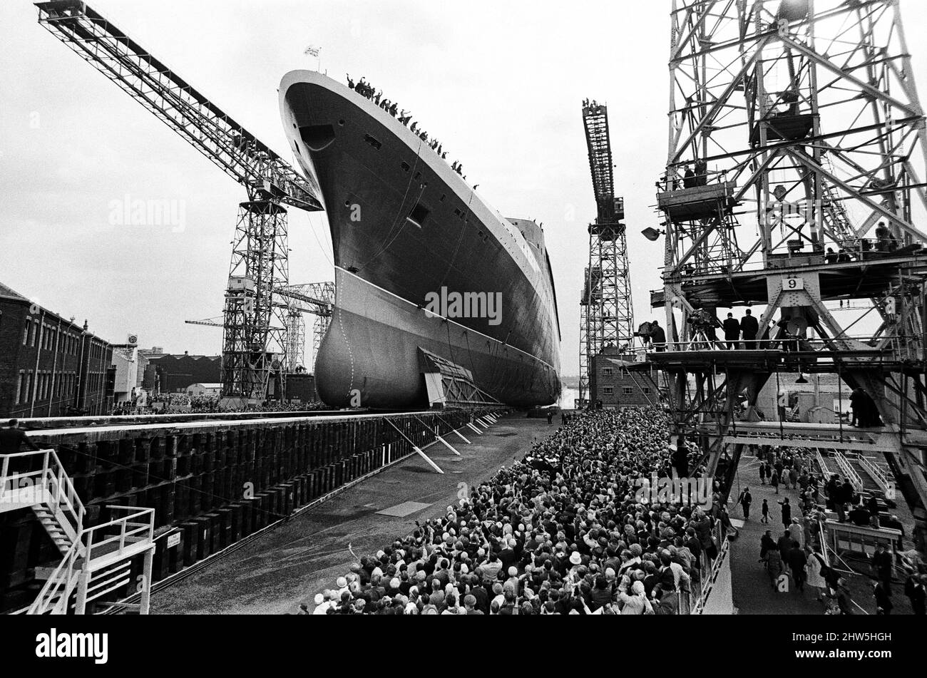 Queen elizabeth ii qe2 launch 1967 hi-res stock photography and images ...