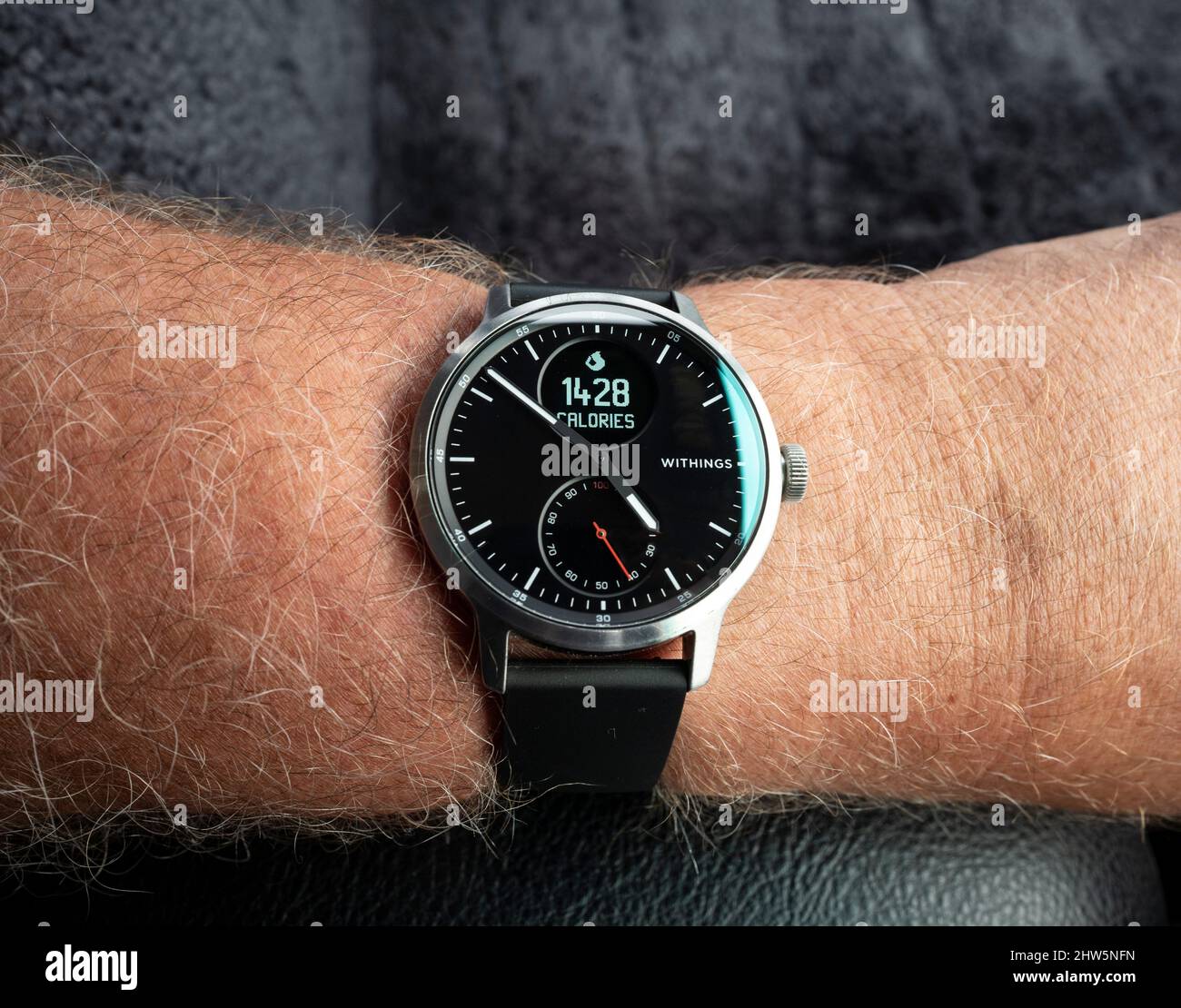 withings scanwatch 42mm black face showing calories burnt Stock Photo ...