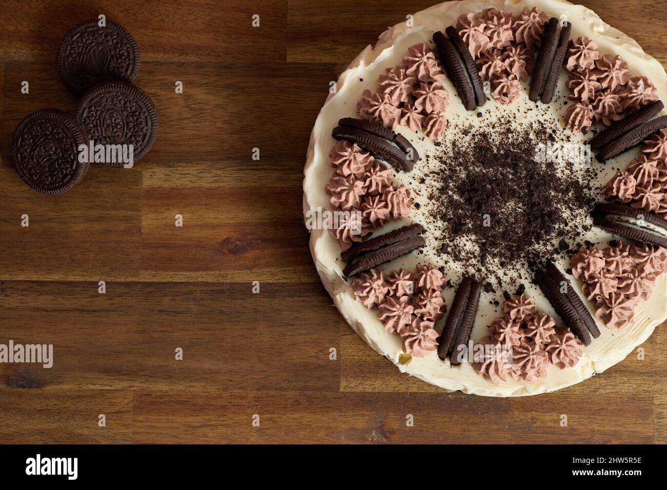 Top view of a delicious homemade cheesecake with cookies Stock Photo ...