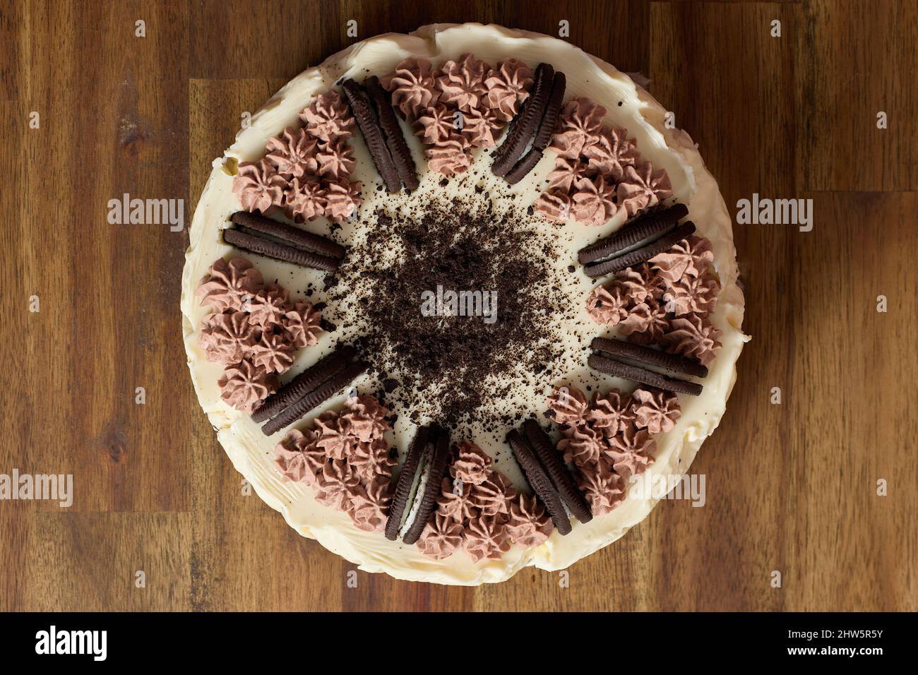Top view of a delicious homemade cheesecake with cookies Stock Photo ...