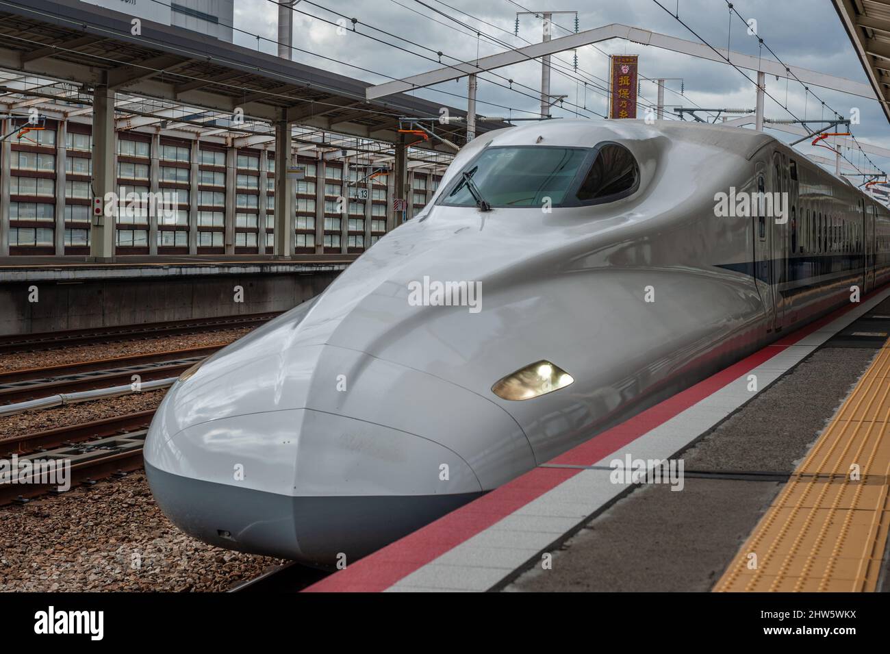Himeji, Japan - Januari 8, 2020. A shinkansen, high-speed bullet train ...