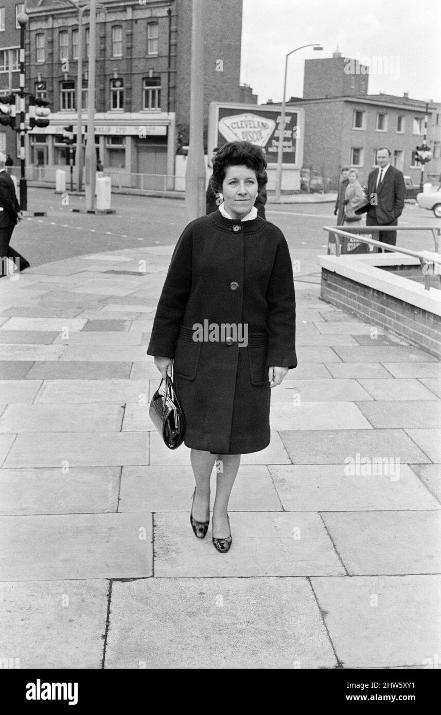 Man accused of selling guns to Harry Roberts. Mrs Lillian Perry who ...