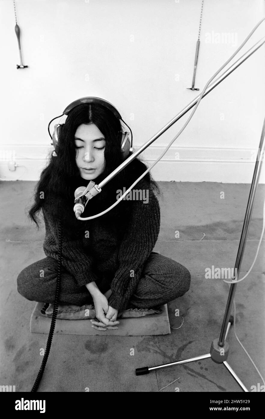 Japanese artist and singer Yoko Ono. 1967 A1313-020 Stock Photo - Alamy