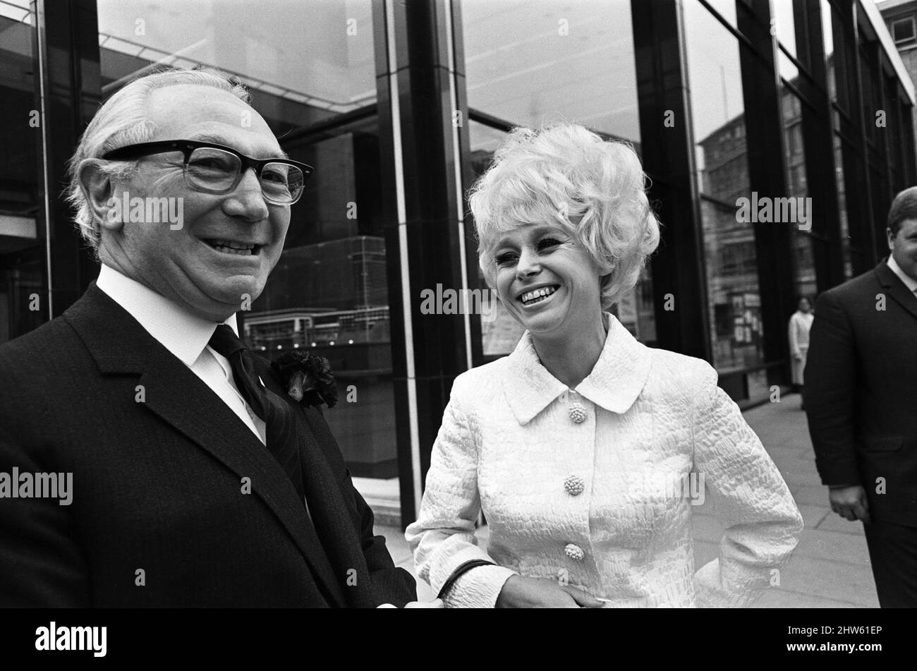 Actress Barbara Windsor visits the Birmingham Evening Mail office. 25th ...