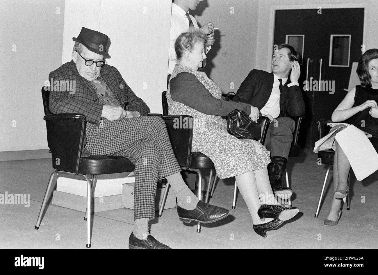 The cast of 'Coronation Street' on set. Richard Goolden, who fell ...