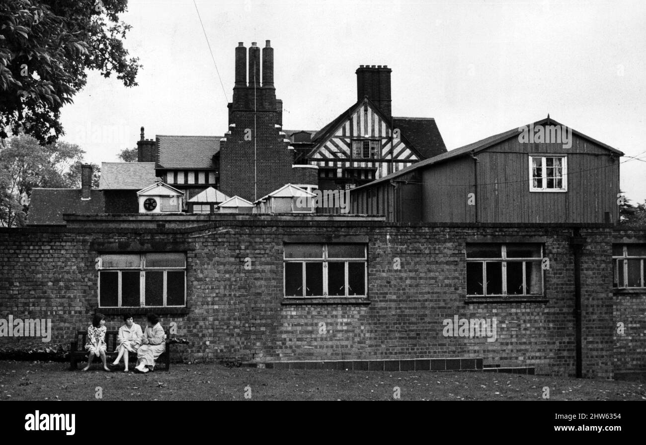 Exterior hospital 1960s hi-res stock photography and images - Alamy