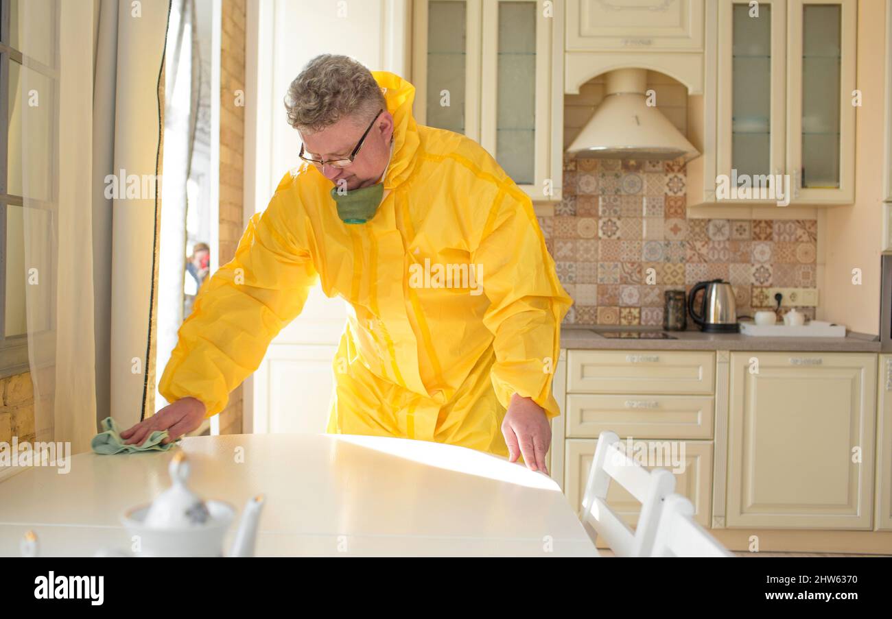Man cleaning table in office hi-res stock photography and images - Alamy