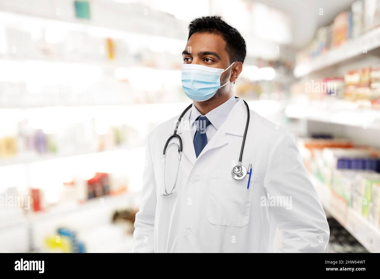 Doctor pharmacy mask hi-res stock photography and images - Alamy