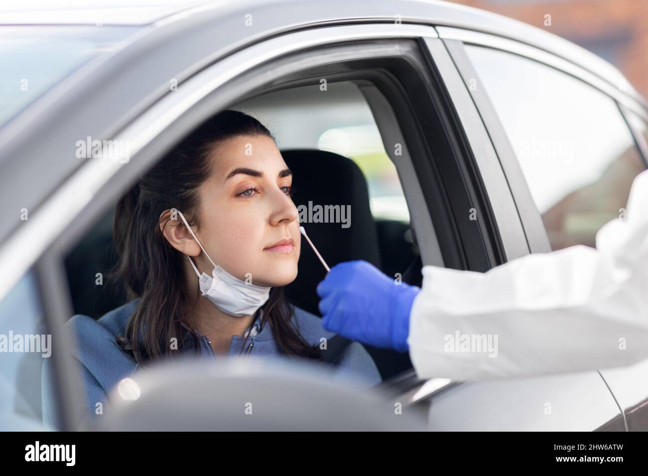 healthcare worker making coronavirus test at car Stock Photo - Alamy