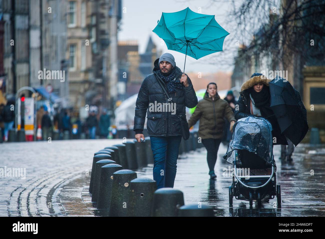 Public scenes on the Royal Mile as Edinburgh is under a Met weather ...