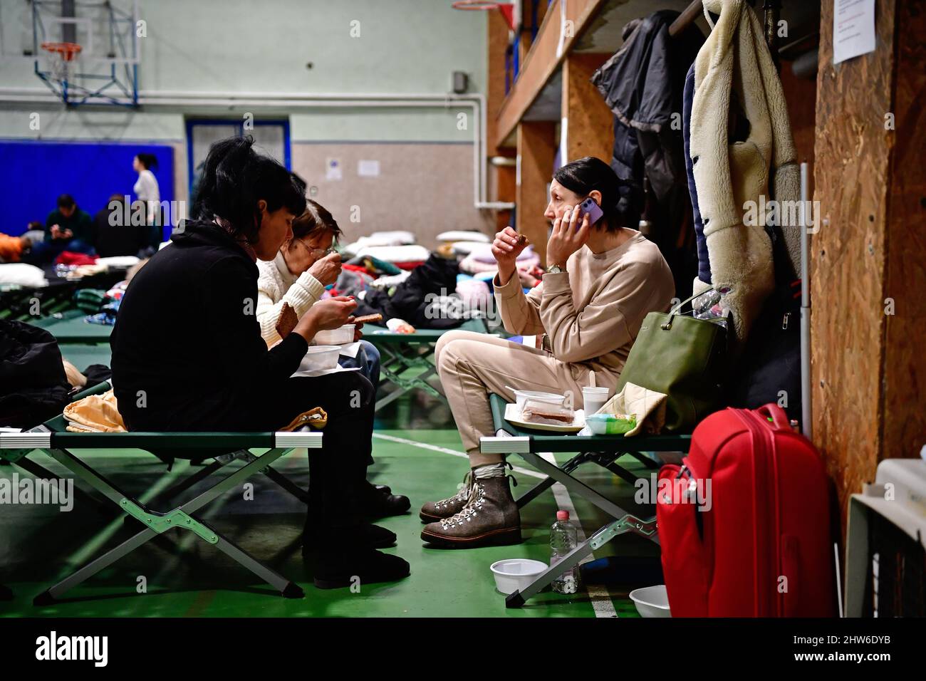 Emergency shelter cots hi-res stock photography and images - Alamy