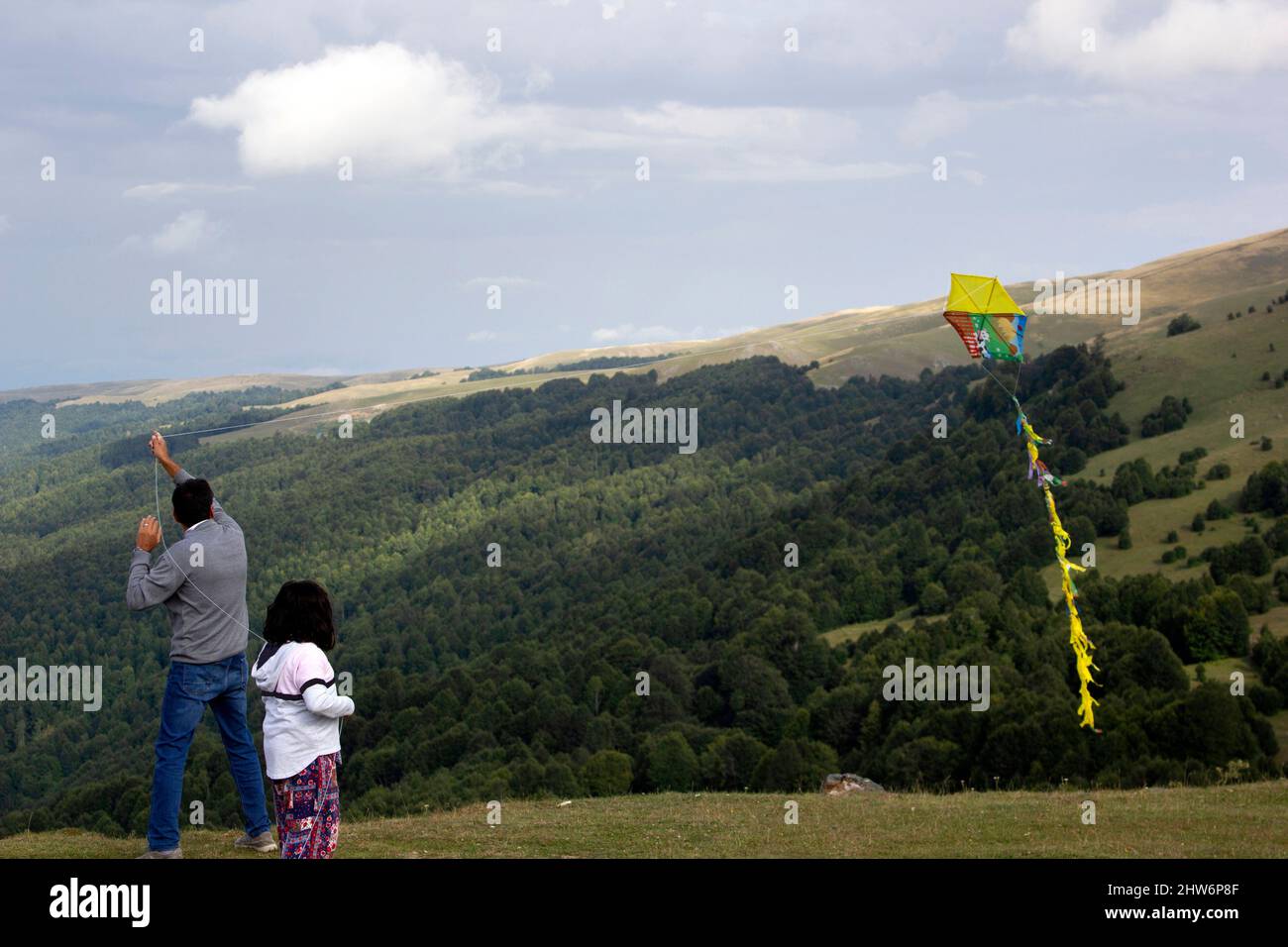 father and daughter flying a kite in nature Stock Photo - Alamy