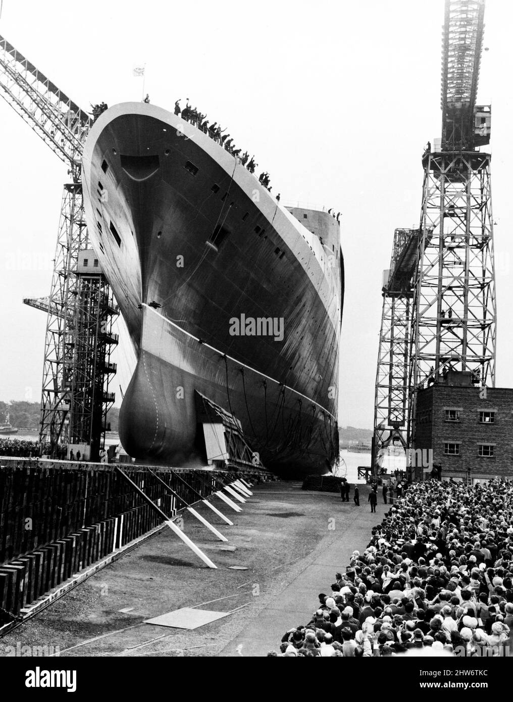 The Queen Elizabeth II gathers speed as the stern enters the water ...