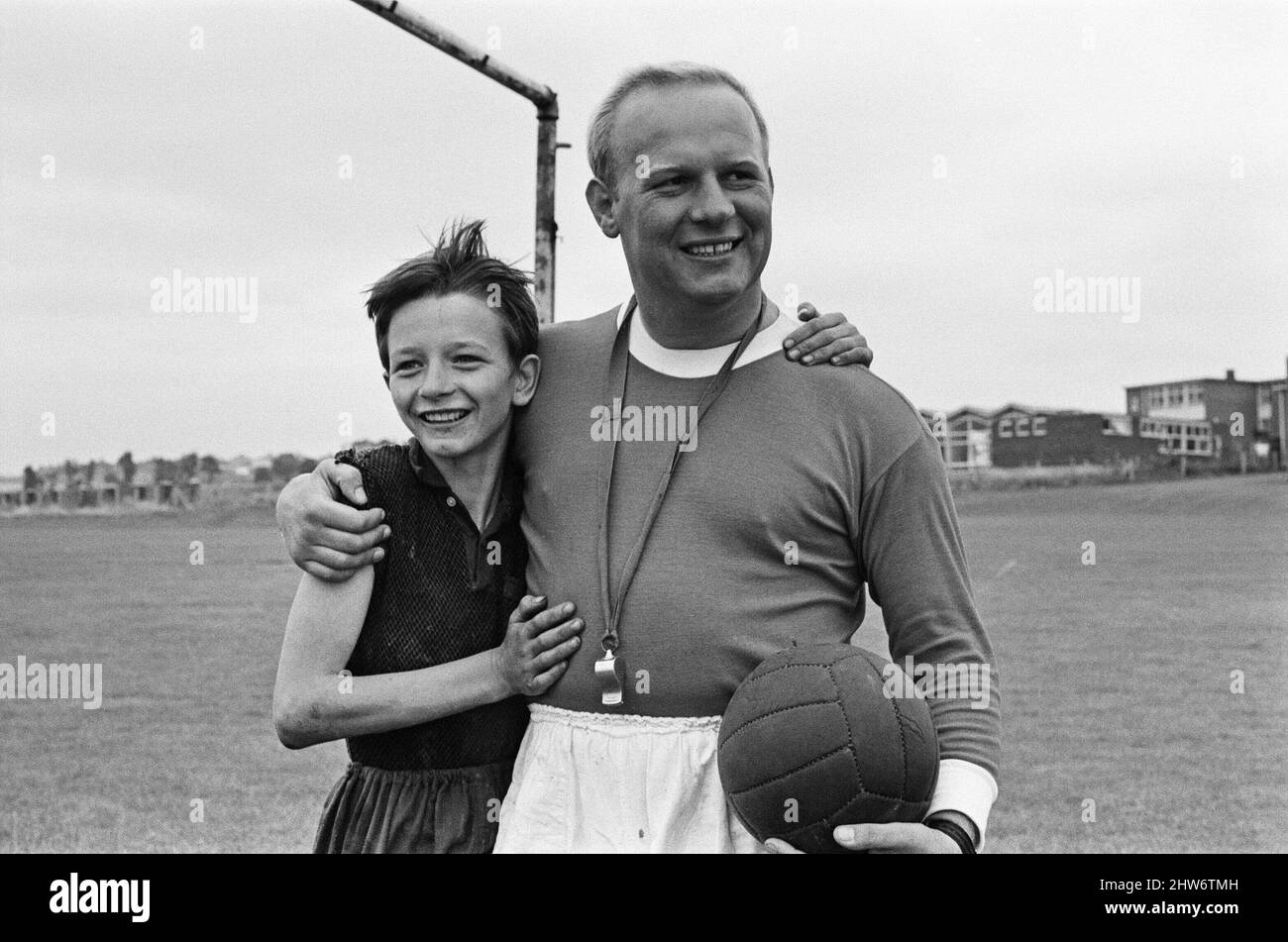 Kes 1969 brian glover Black and White Stock Photos & Images - Alamy