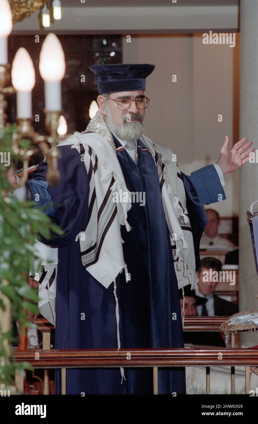 The Chief Rabbi Lord Jonathan Sacks delivers a sermon from the bimah in ...