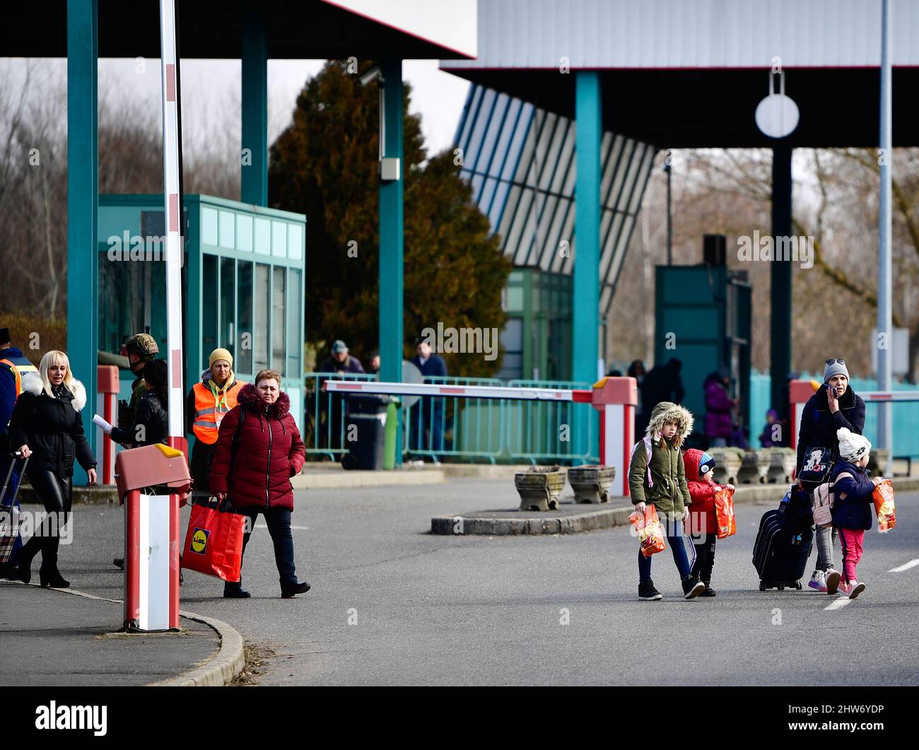 Tiszabecs, Hungary. 04th Mar, 2022. People fleeing war and Russian ...