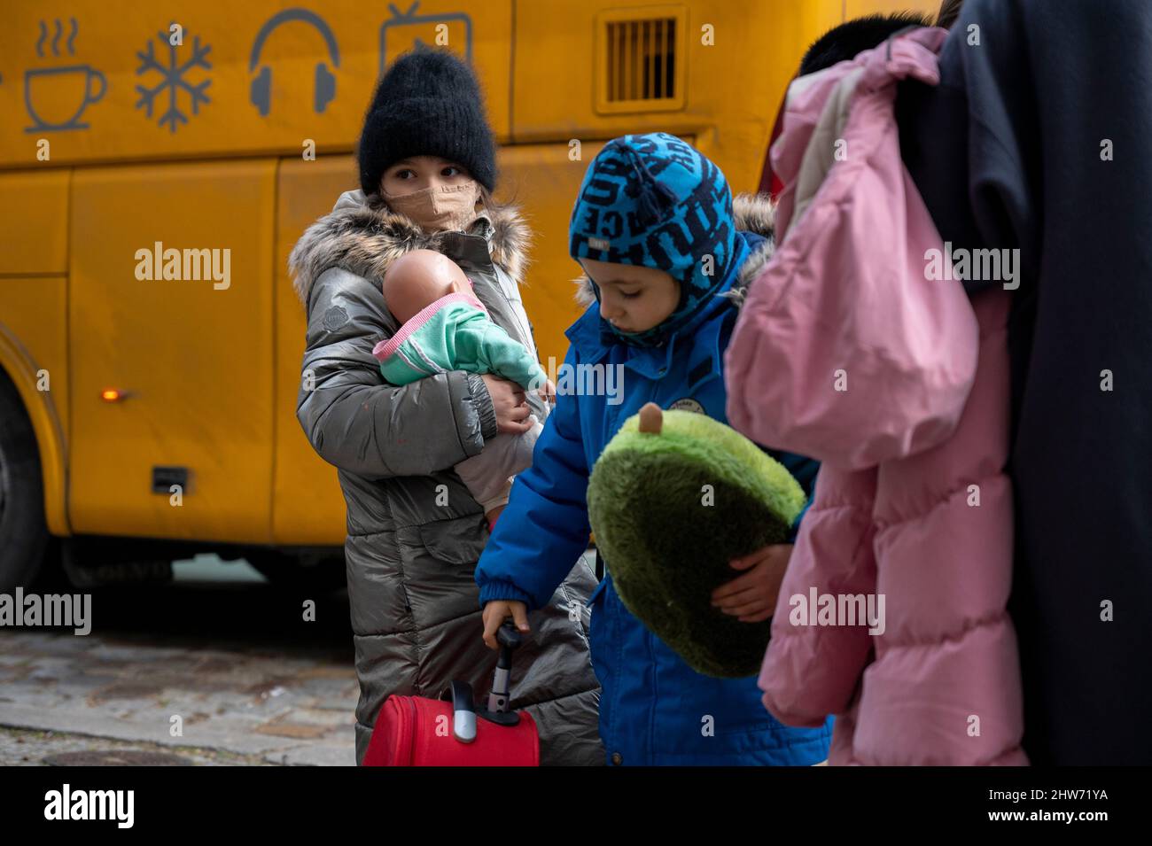 Berlin, Germany. 04th Mar, 2022. Children stand in front of a bus after ...