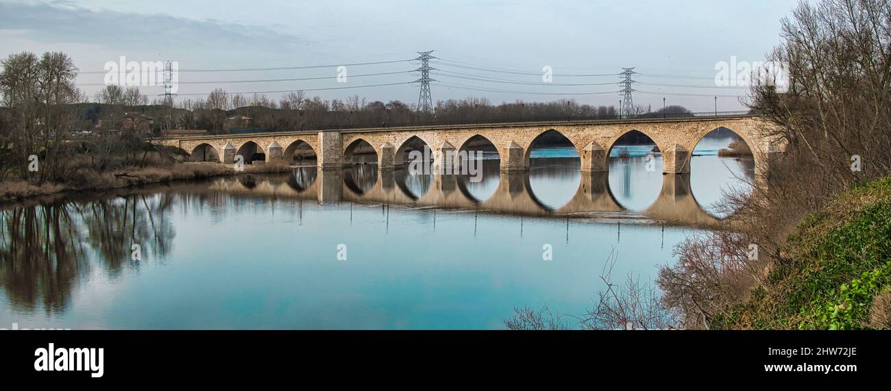 Medieval stone pente over the Duero river as it passes through the town ...