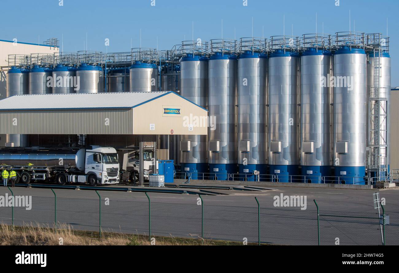 Raven oil hi-res stock photography and images - Alamy