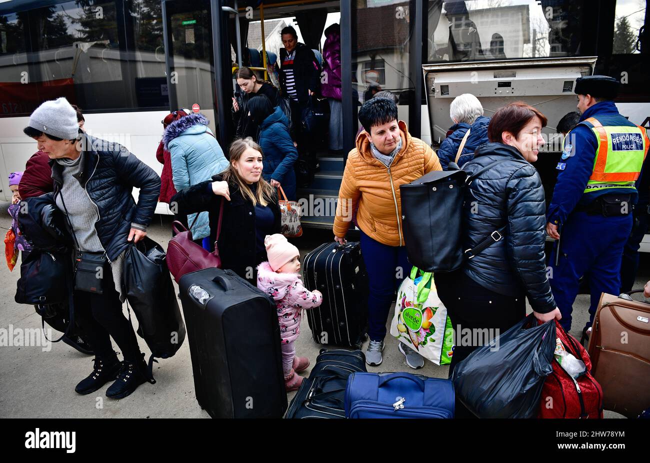 Tiszabecs, Hungary. 04th Mar, 2022. People fleeing war and Russian ...